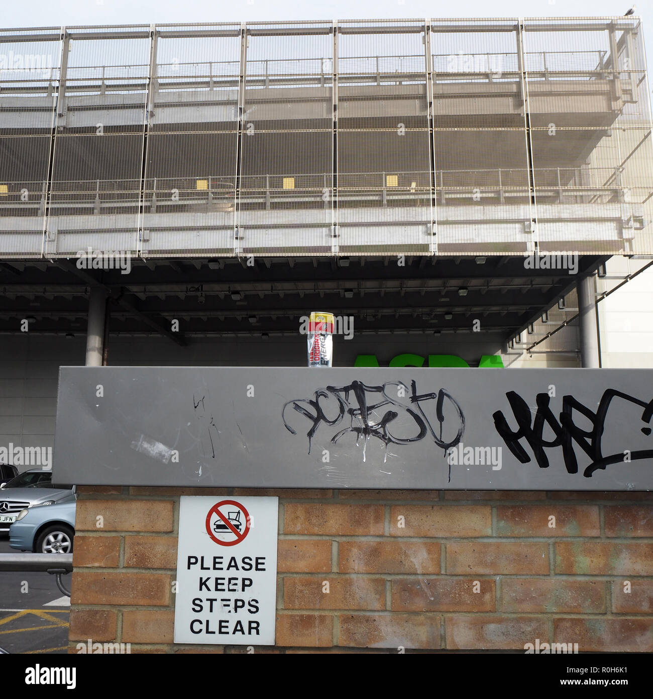 Bins left out hi-res stock photography and images - Alamy