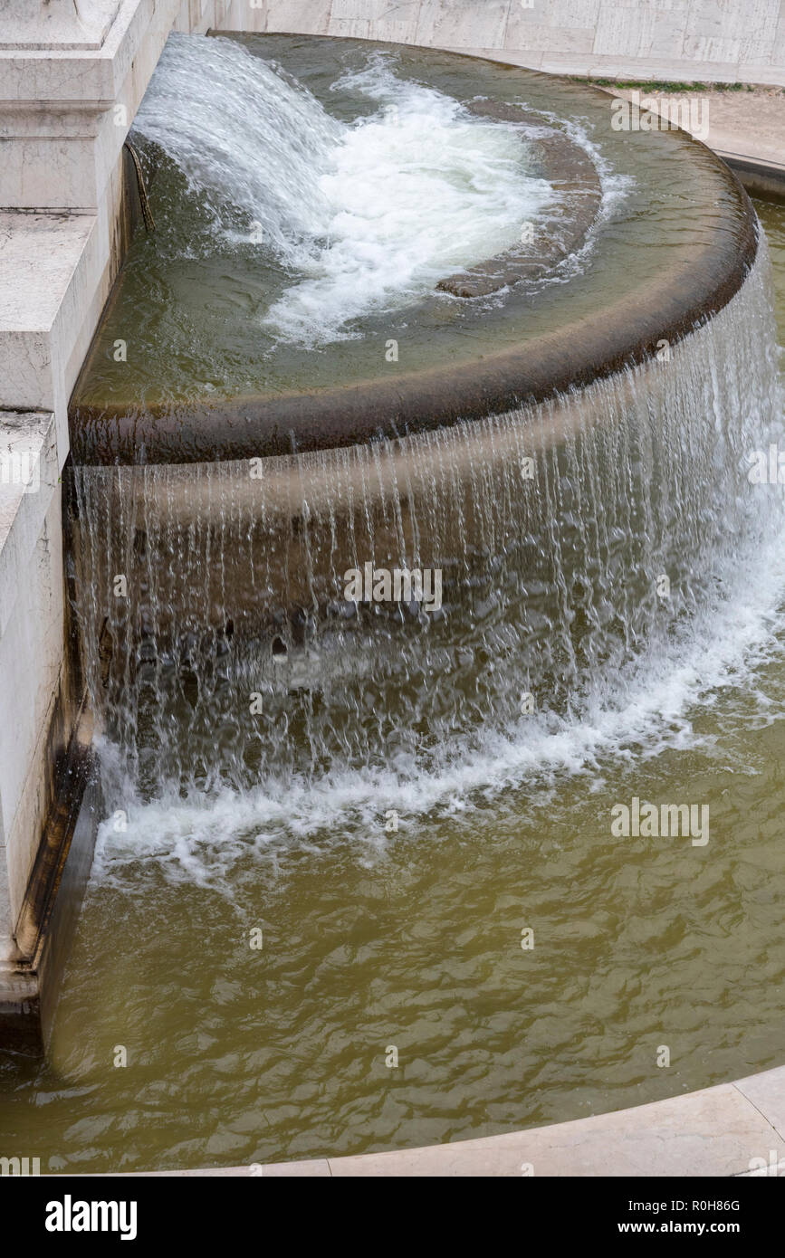 Drop flows down fountain hi-res stock photography and images - Alamy