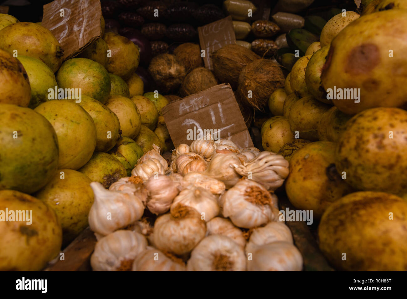 Garlic in cuba hi-res stock photography and images - Alamy