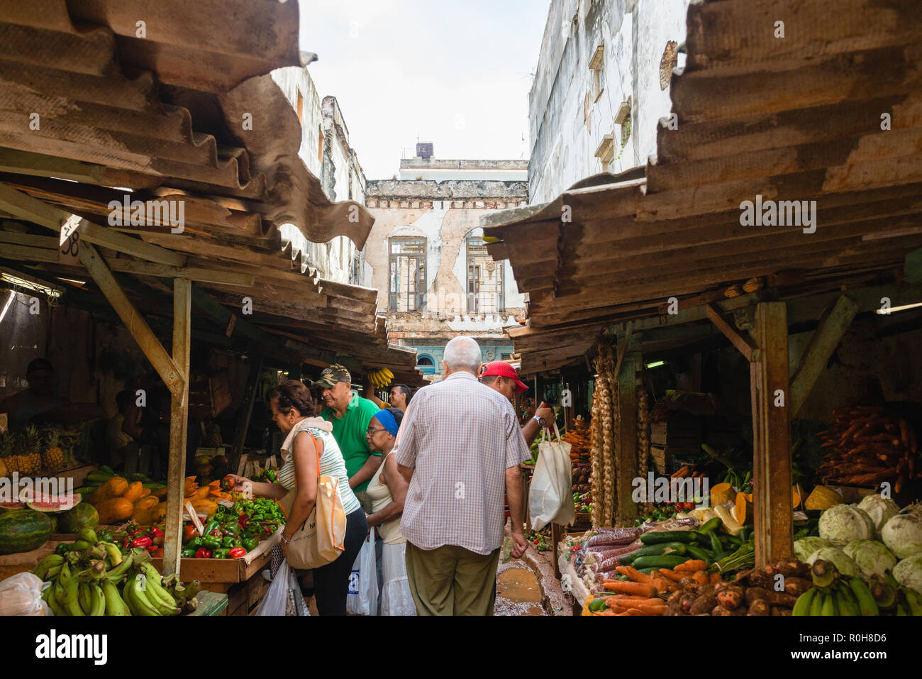 Covered street market in Old Havana Stock Photo - Alamy