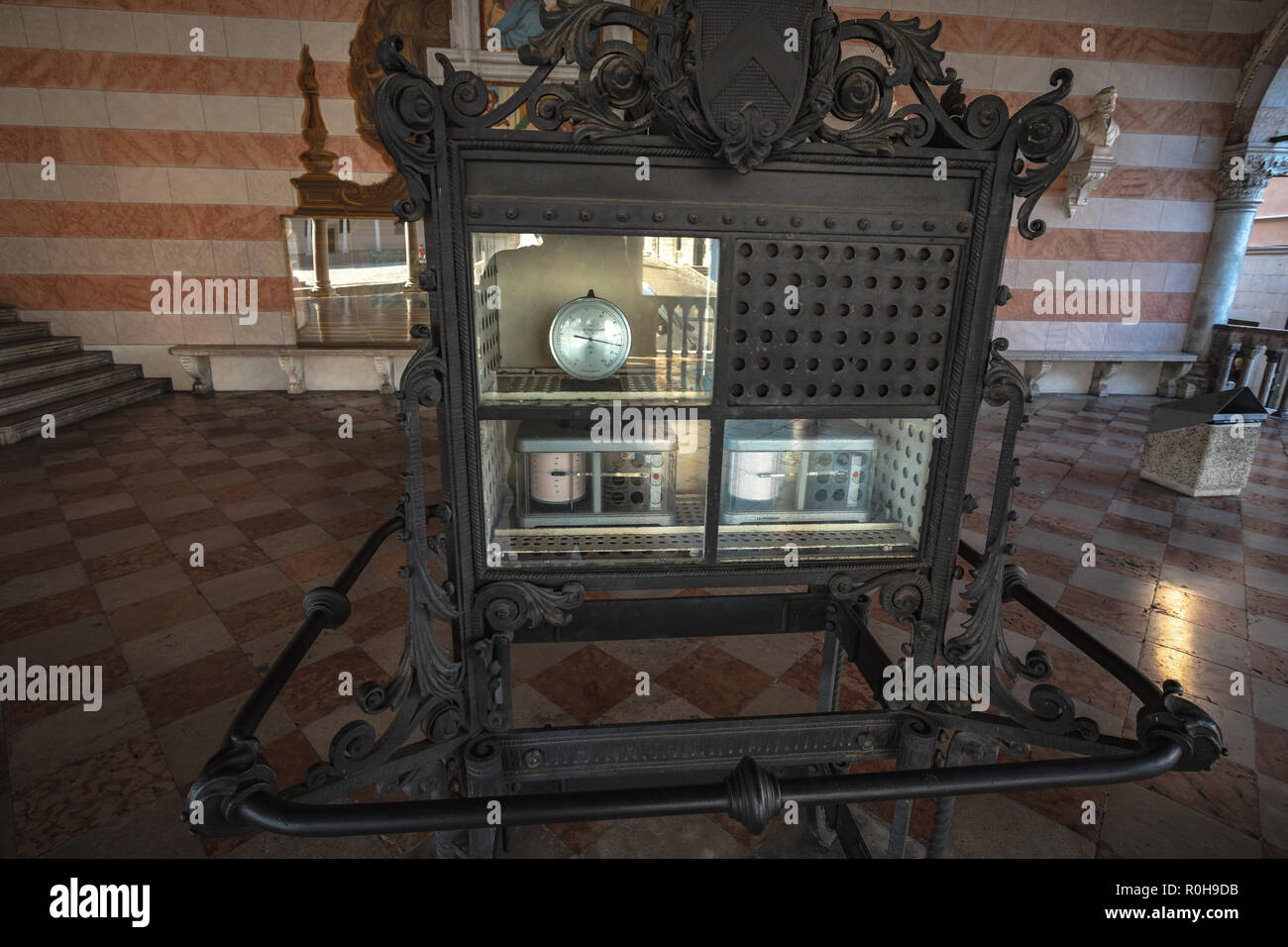 Seismometer hi-res stock photography and images - Alamy