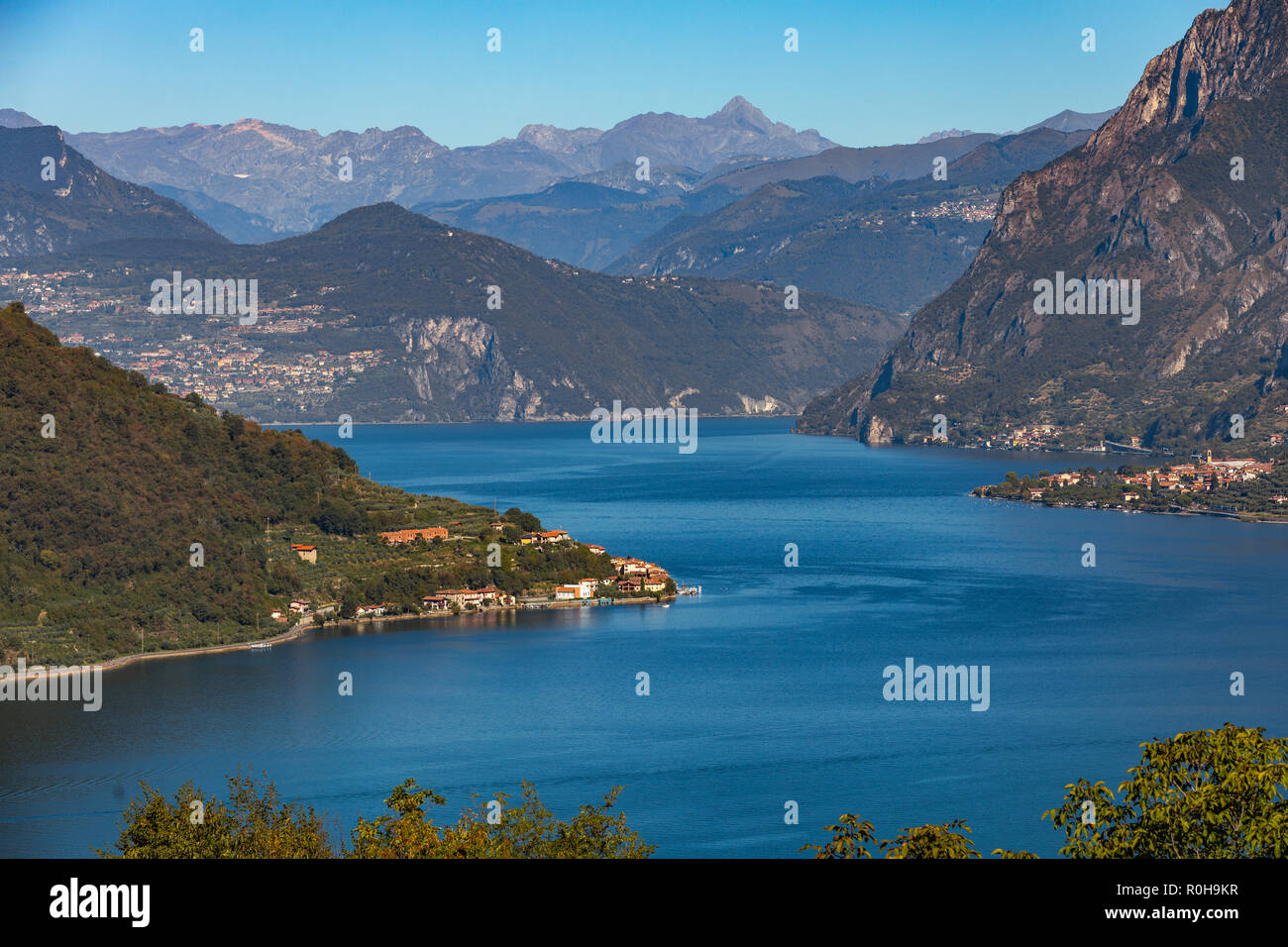 Lakeside island hi-res stock photography and images - Alamy