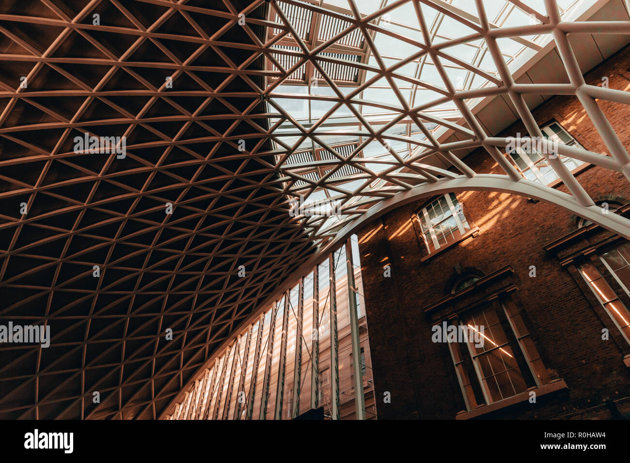 Kings cross station inside hi-res stock photography and images - Alamy