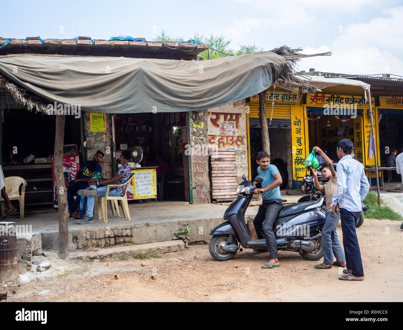 Poor indian girl walking hi-res stock photography and images - Alamy