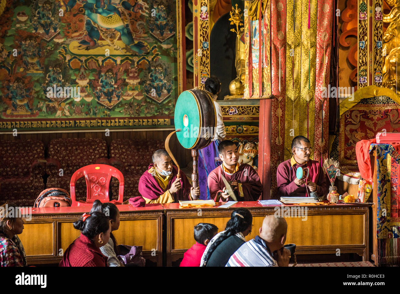 Tibetan monks chanting hi-res stock photography and images - Alamy