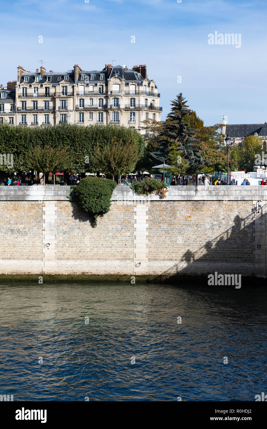 Beautiful buildings on Île-de-France with river Seine in Paris Stock ...