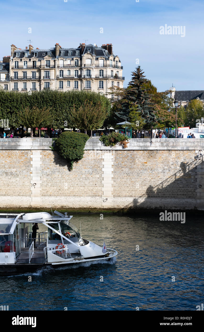 Paris boat house hi-res stock photography and images - Alamy