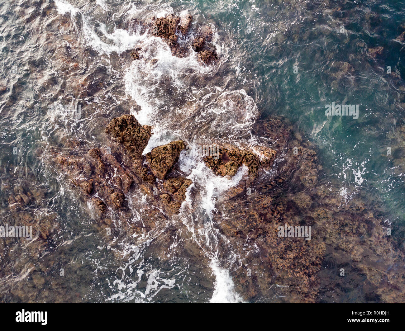 Wave hitting rocks in ocean hi-res stock photography and images - Alamy