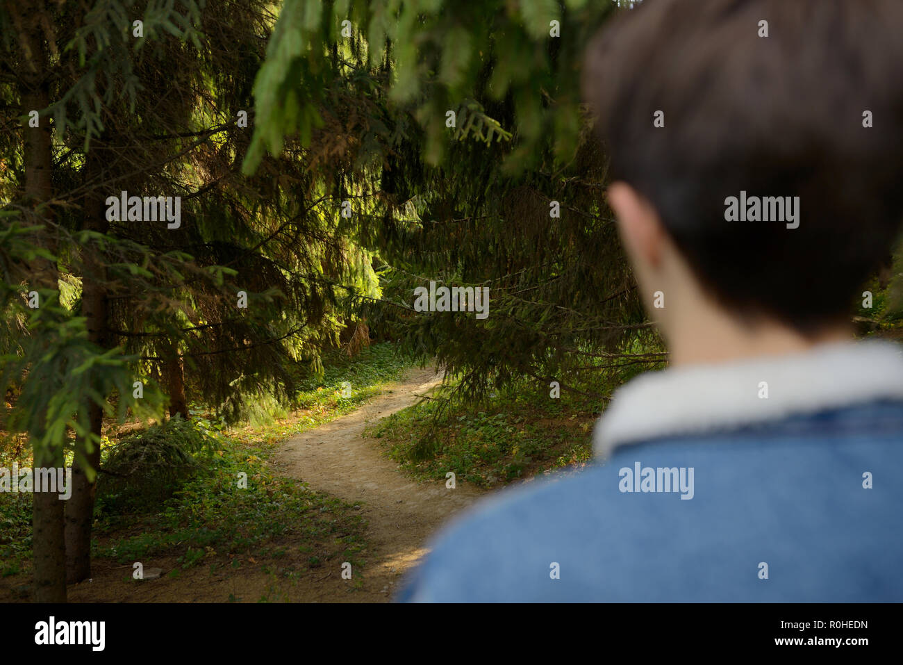 Teen looking over shoulder hi-res stock photography and images - Alamy