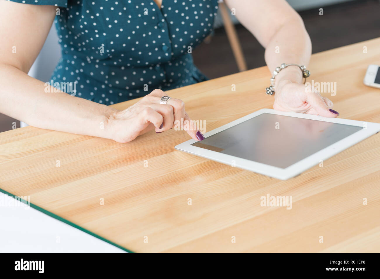 Tapping fingers table hi-res stock photography and images - Alamy