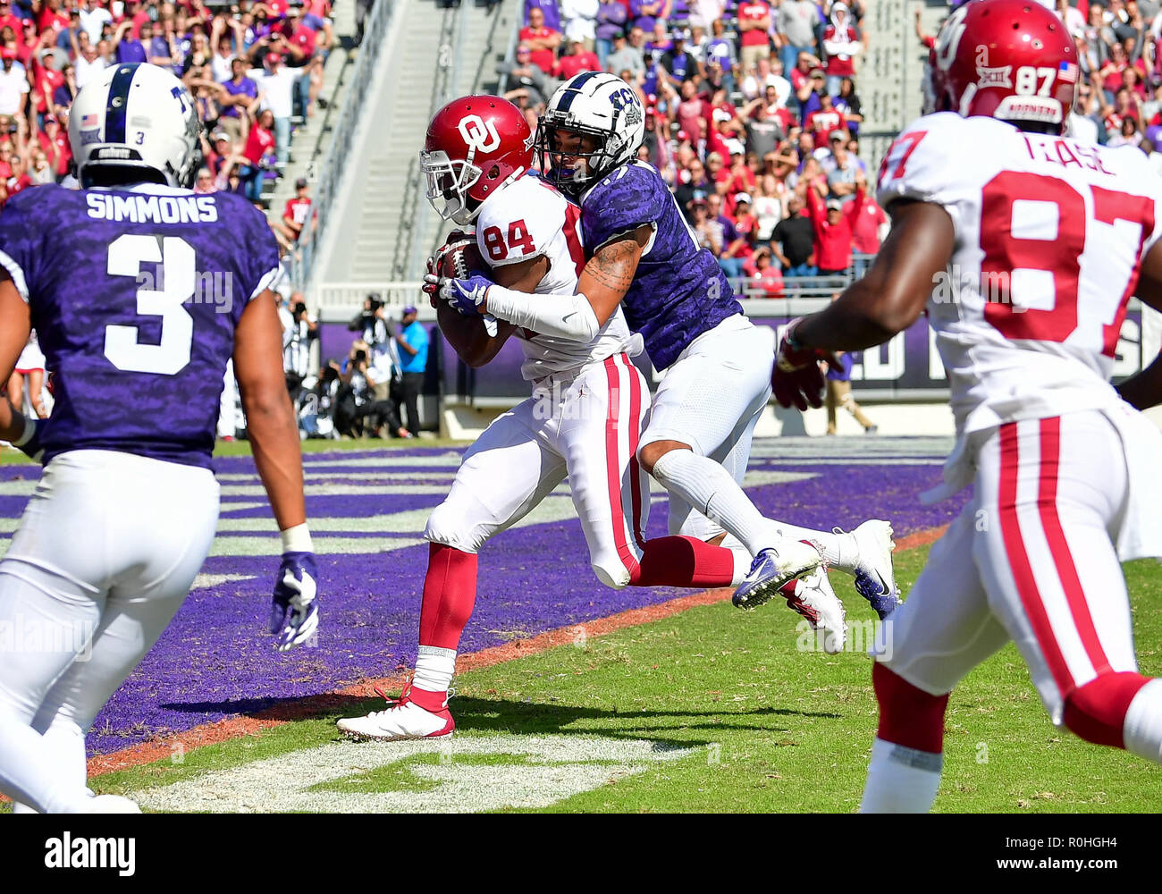 Oklahoma Sooners wide receiver Lee Morris (84) catches a pass for a ...