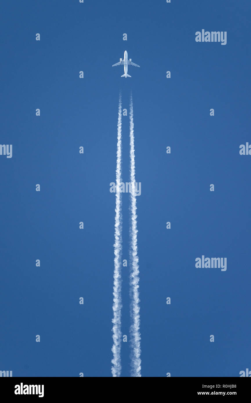 03 November 2018, Hessen, Frankfurt/Main: A passenger plane pulls ...