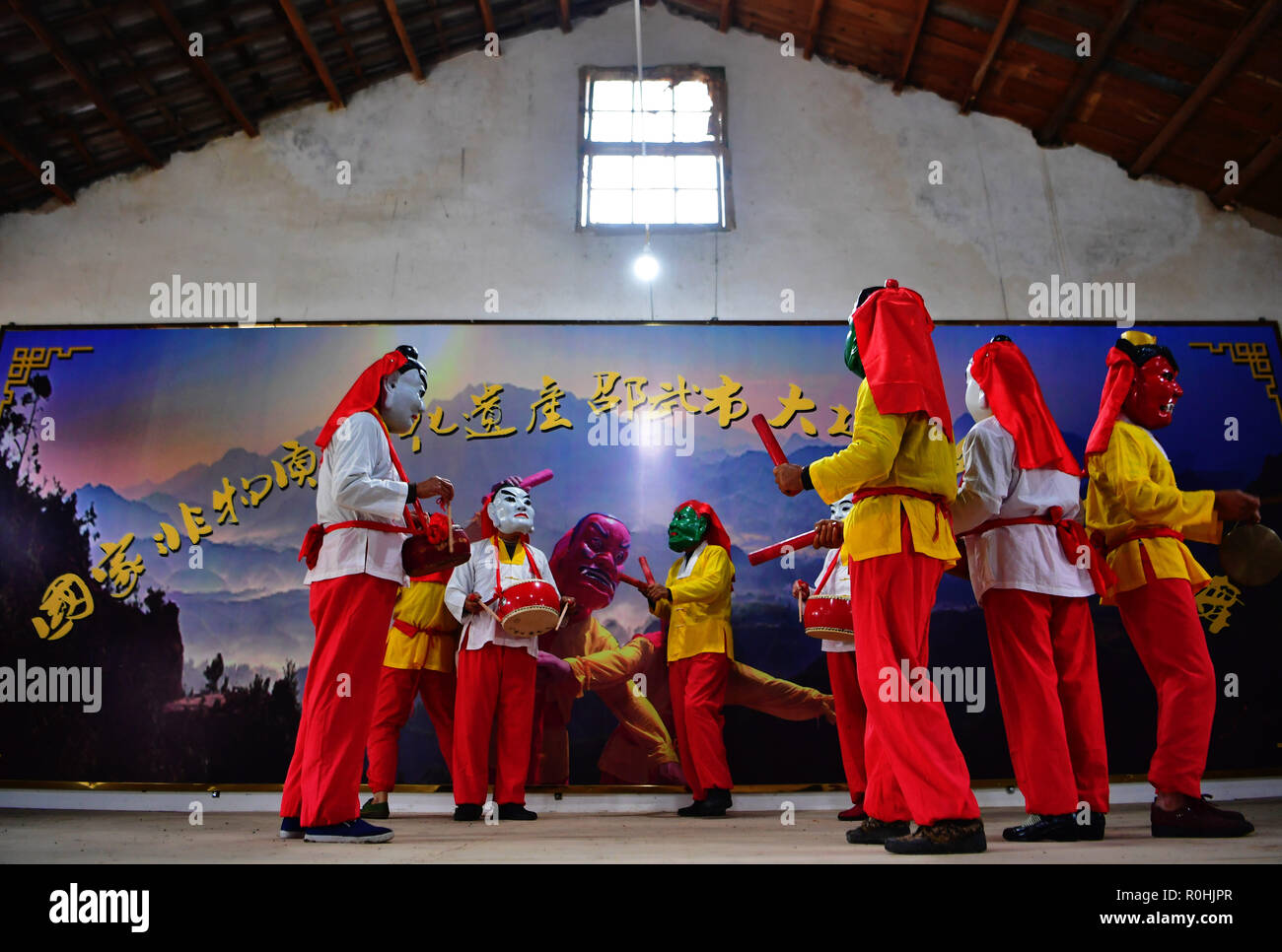 Shaowu. 4th Nov, 2018. Dancers perform Nuo dance in Heyuan Village of ...
