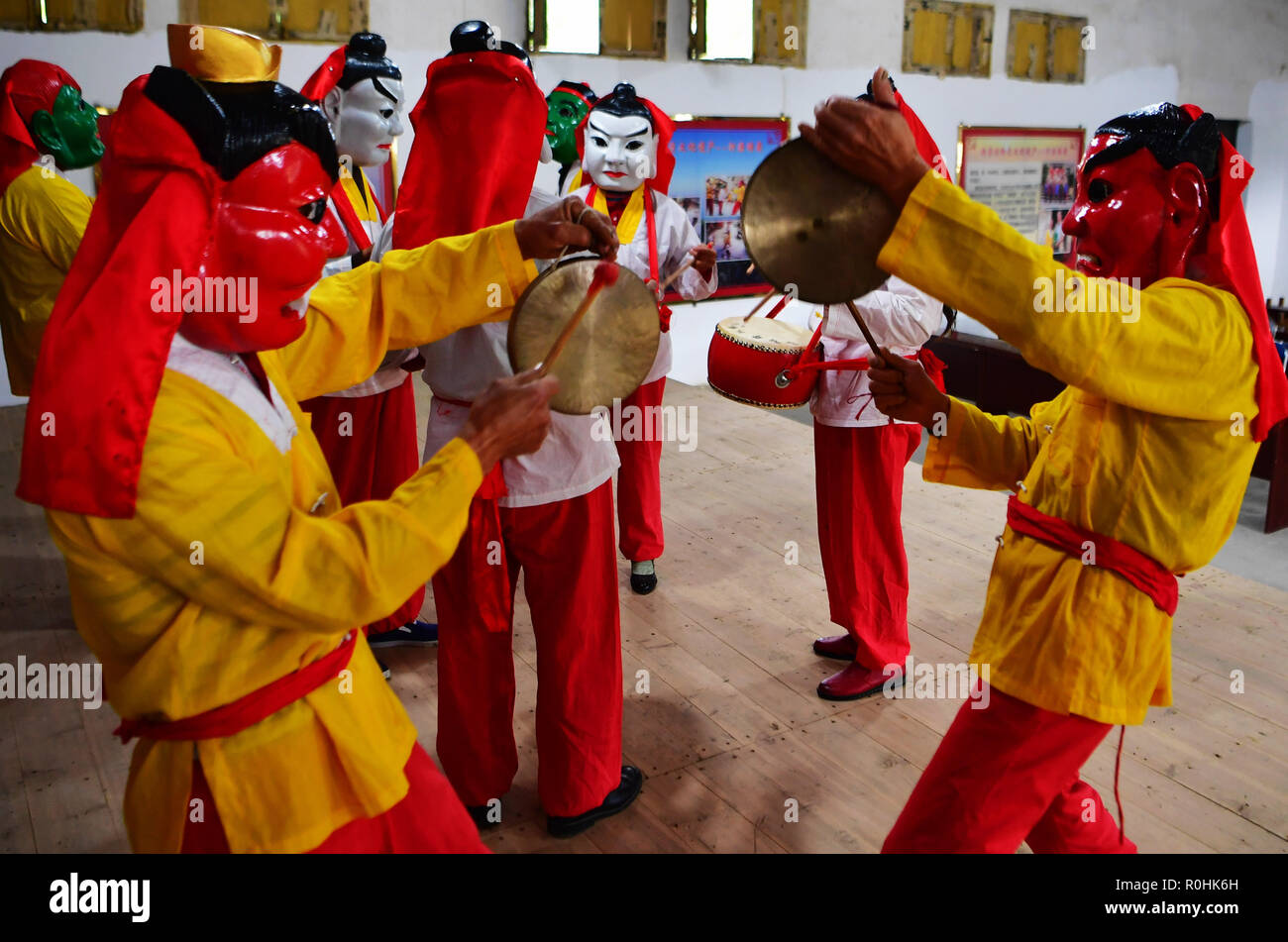 Shaowu. 4th Nov, 2018. Dancers practice Nuo dance in Heyuan Village of ...