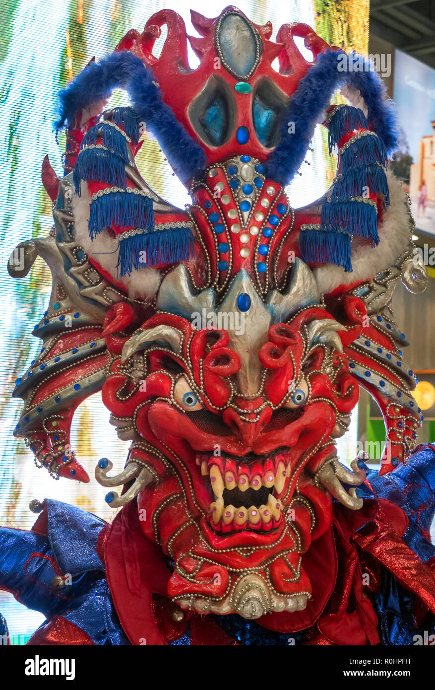 Dominican republic native head dress hi-res stock photography and ...