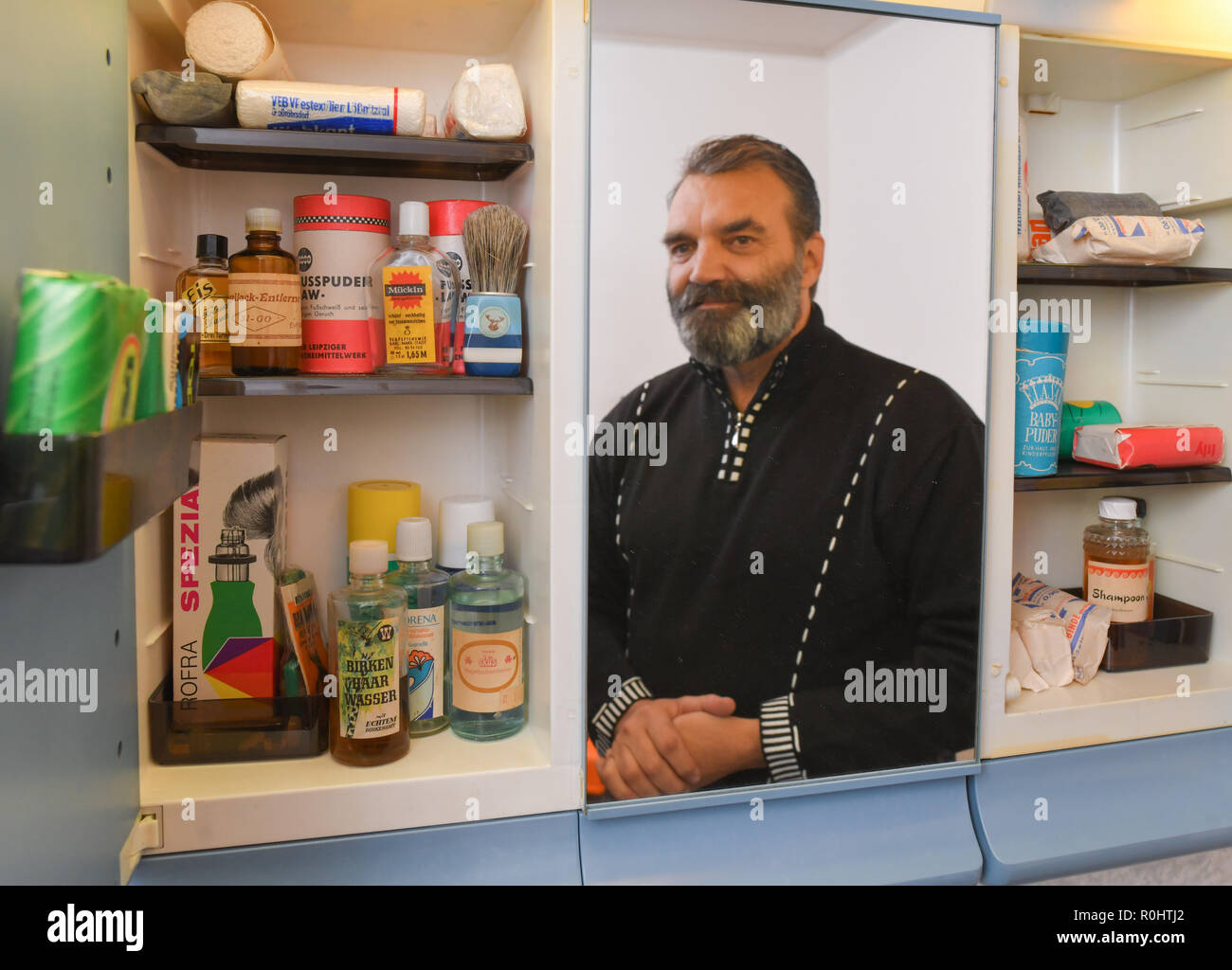 Vogelsdorf, Germany. 05th Nov, 2018. The mirror image of Peter Lieb can ...