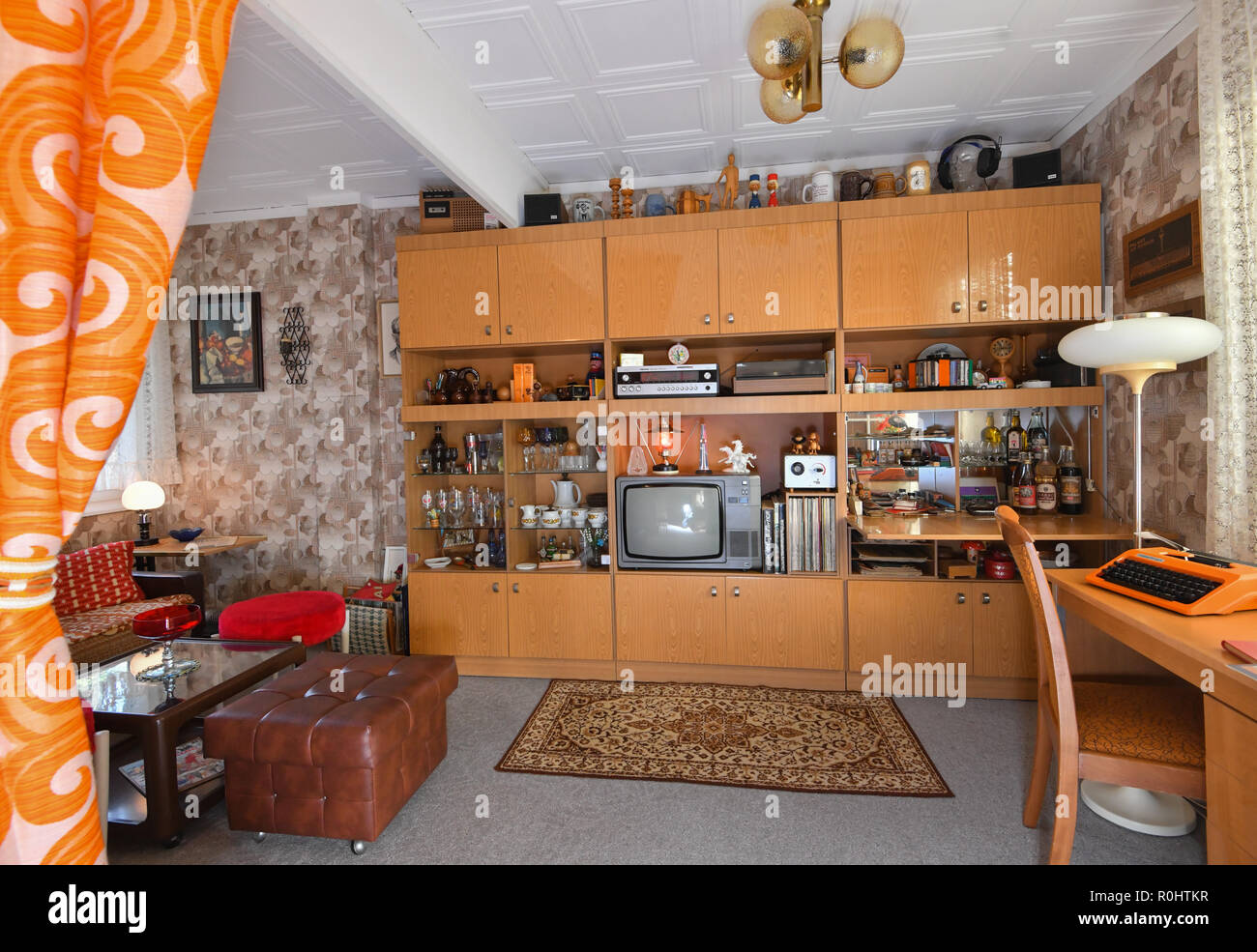 Vogelsdorf, Germany. 05th Nov, 2018. View into the GDR bungalow type ...