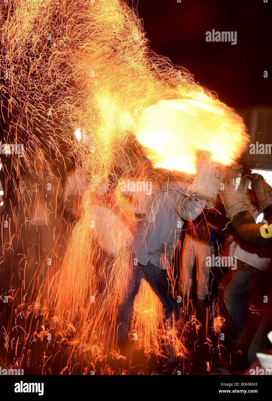 Burning tar barrels event on Bonfire Night, Tar Barrel Burning, People ...