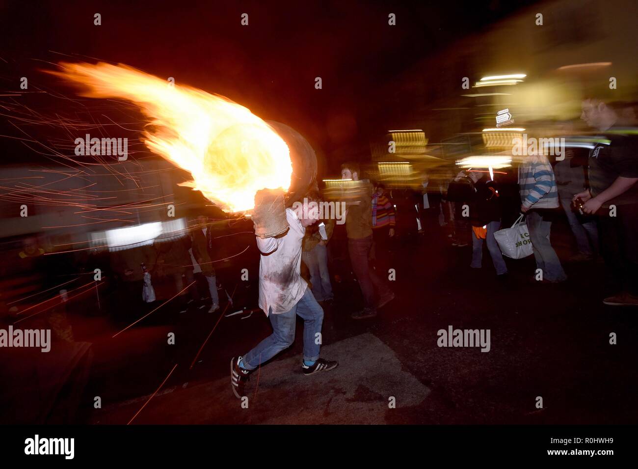 Burning tar barrels event on Bonfire Night, Tar Barrel Burning, People ...