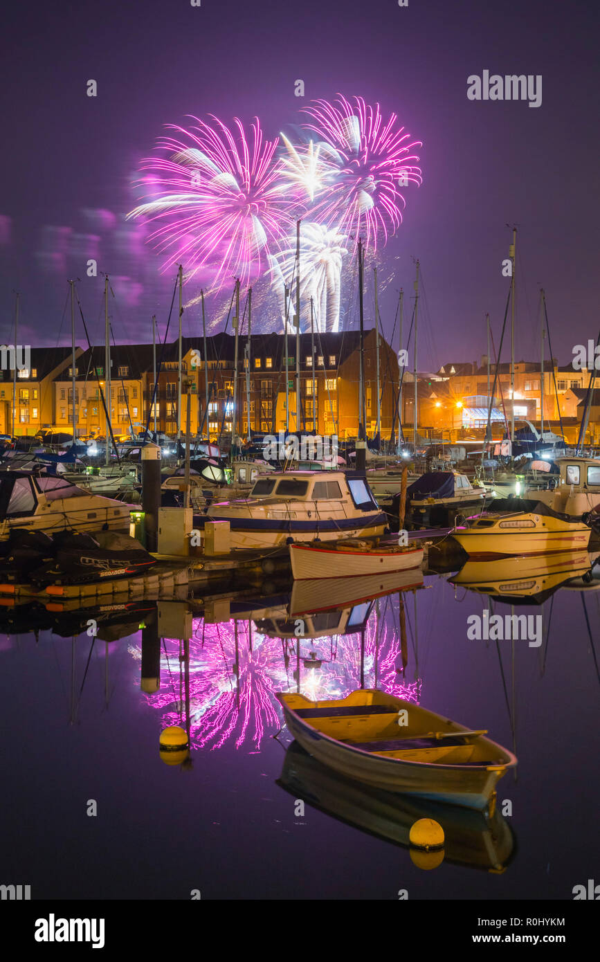 Weymouth, Dorset, UK. 5th November 2018. Exploding fireworks light up ...