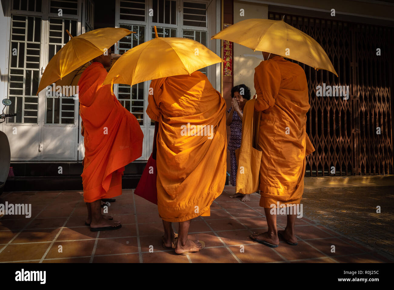Cambodian buddhist monks pray hi-res stock photography and images - Alamy