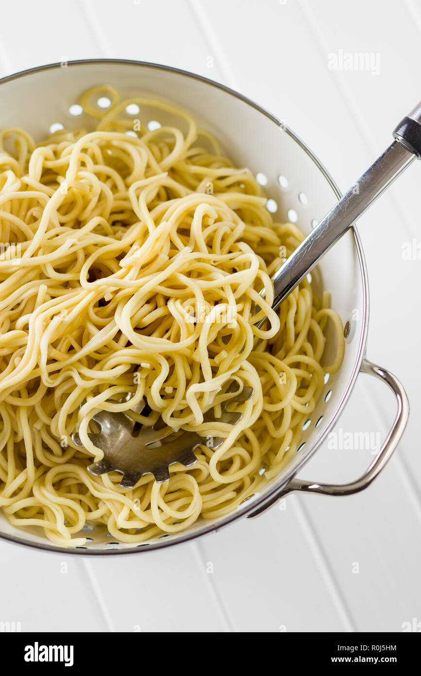Cooked chinese noodles in colander. Top view Stock Photo - Alamy