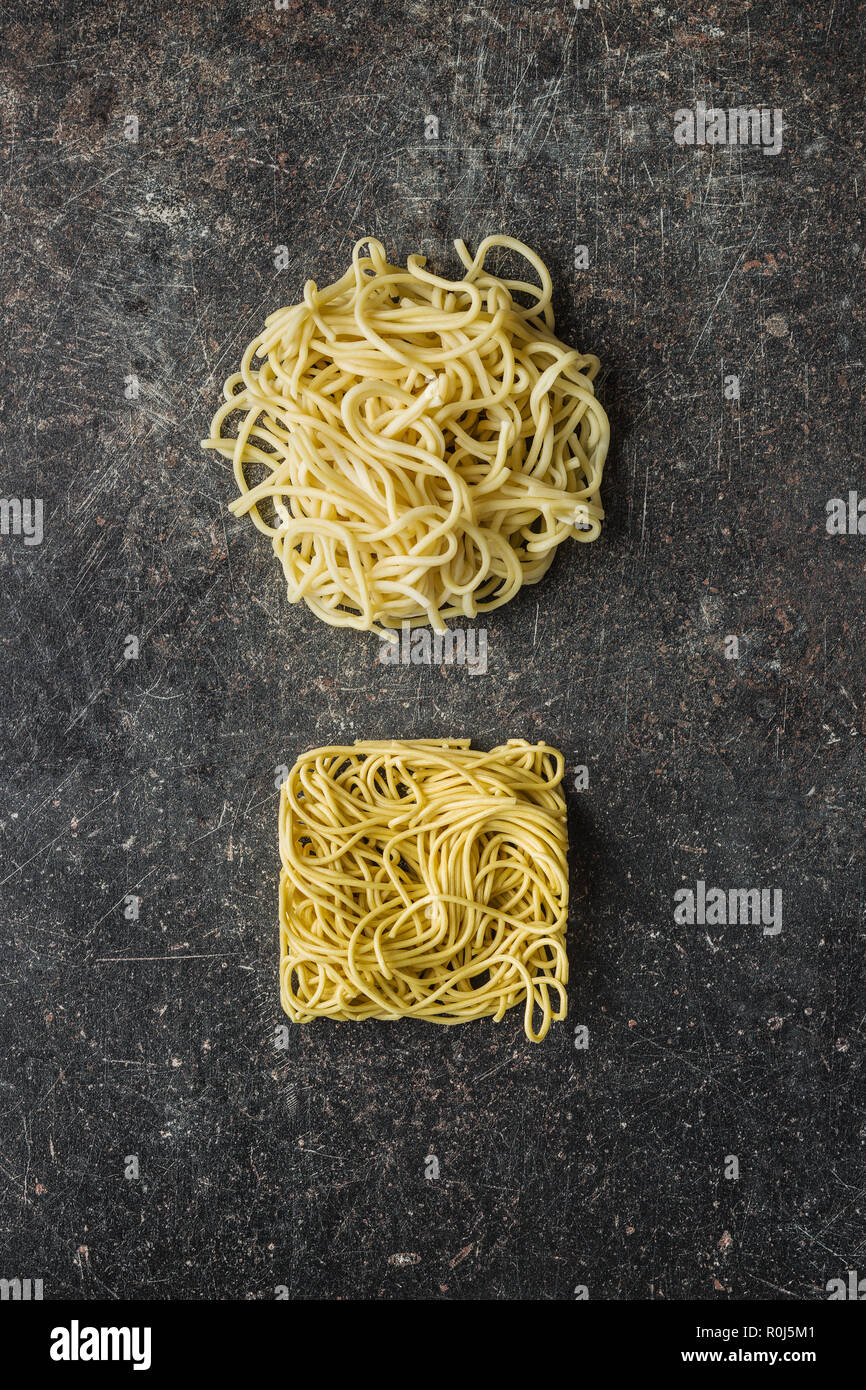 Cooked and uncooked chinese noodles Stock Photo - Alamy