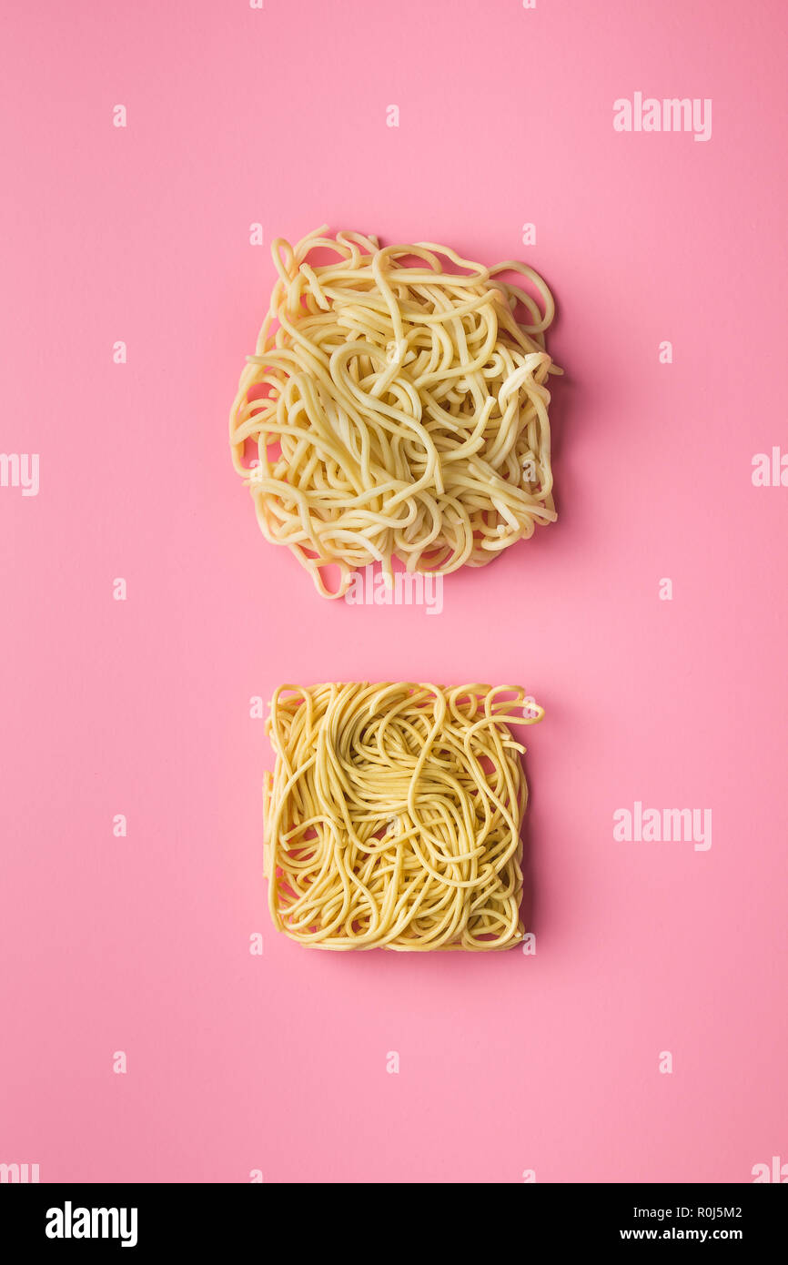 Cooked and uncooked chinese noodles Stock Photo - Alamy