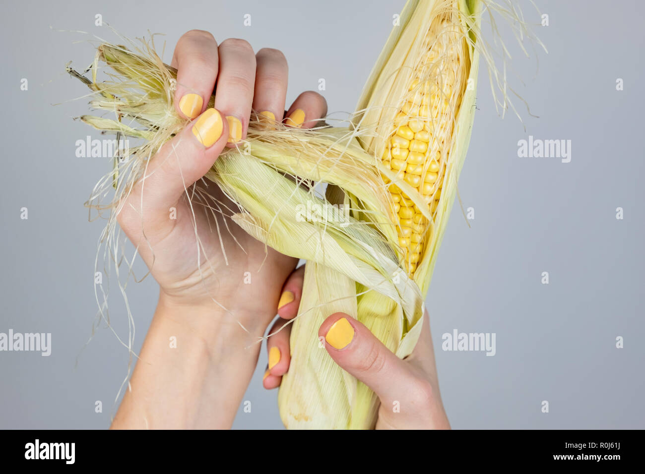 Yellow fingernails hi-res stock photography and images - Alamy