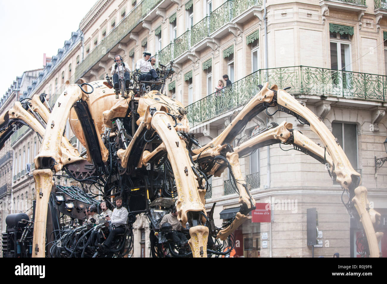 "La Machine", Giant Mechanical Machines perform in a huge street ...