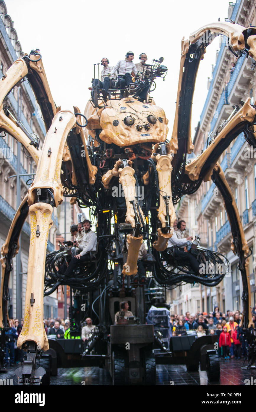 A gigantic mechanical spider hi-res stock photography and images - Alamy