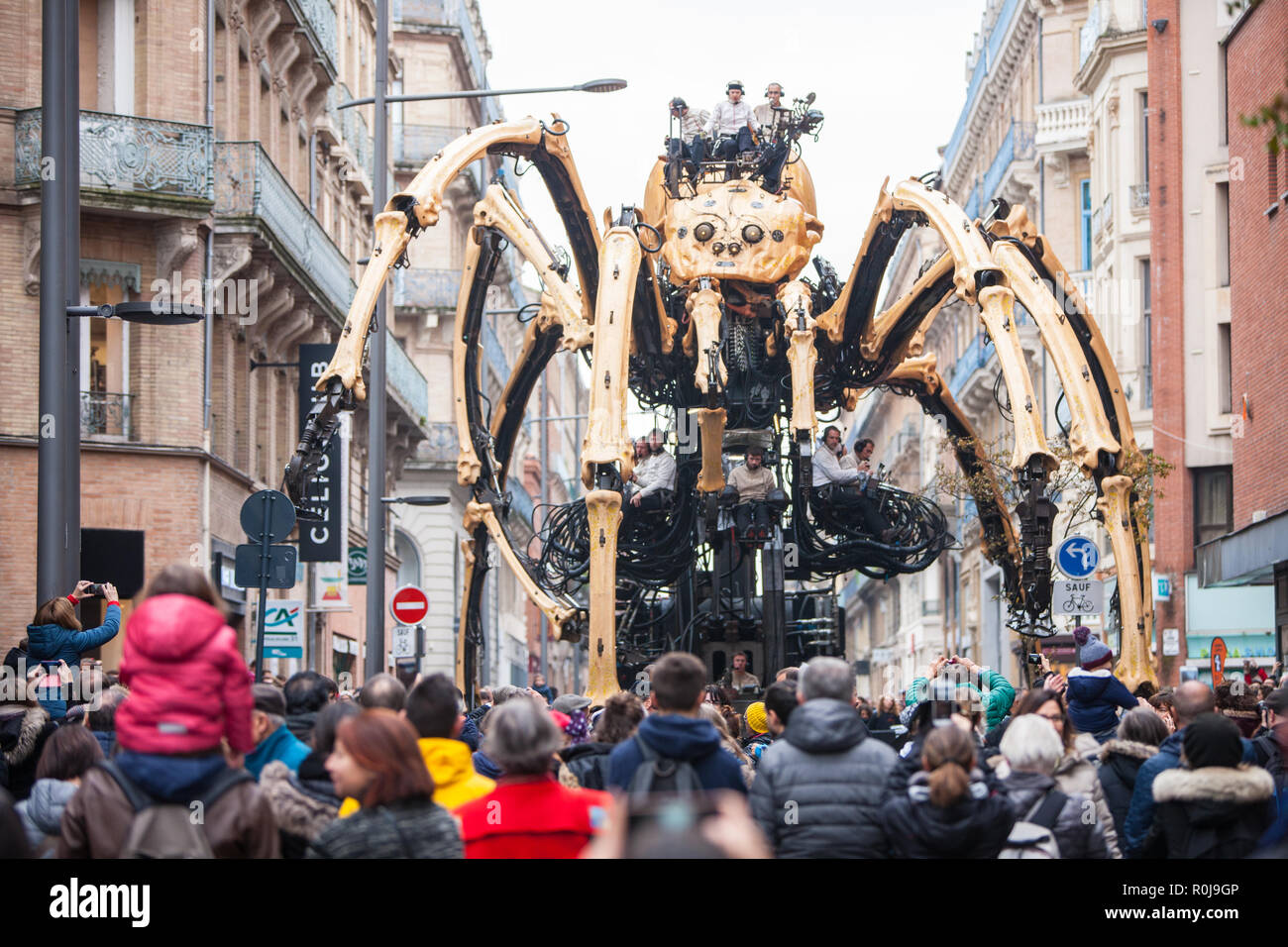 "La Machine", Giant Mechanical Machines perform in a huge street ...