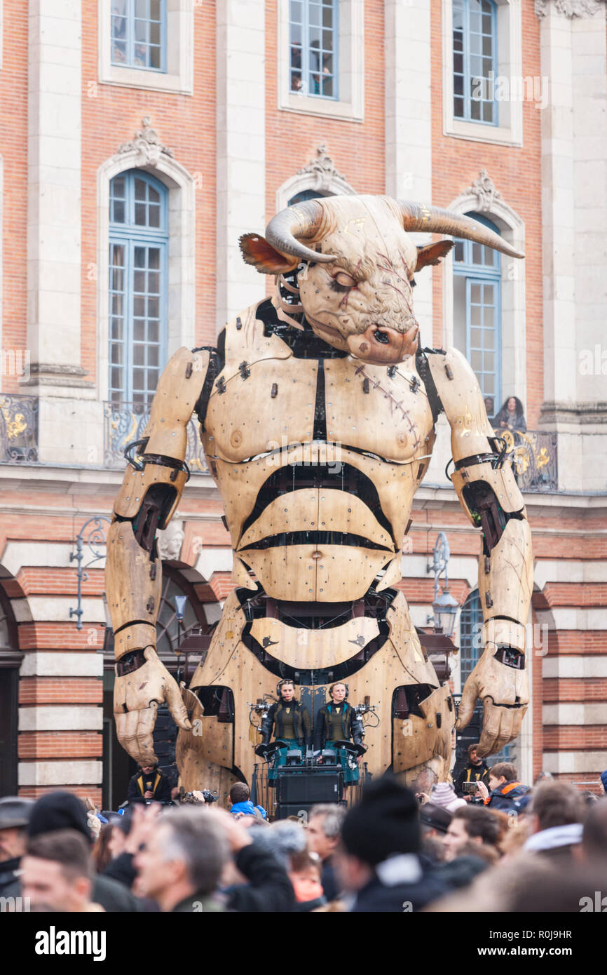 A gigantic mechanical spider hi-res stock photography and images - Alamy
