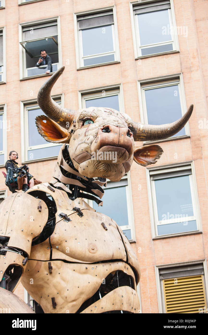 A gigantic mechanical spider hi-res stock photography and images - Alamy