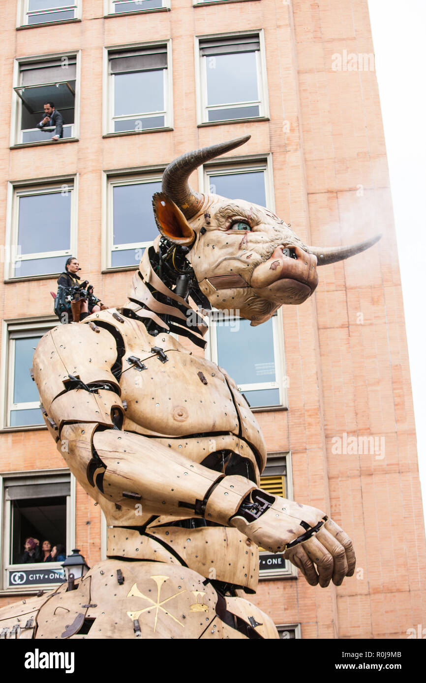 "La Machine", Giant Mechanical Machines perform in a huge street ...