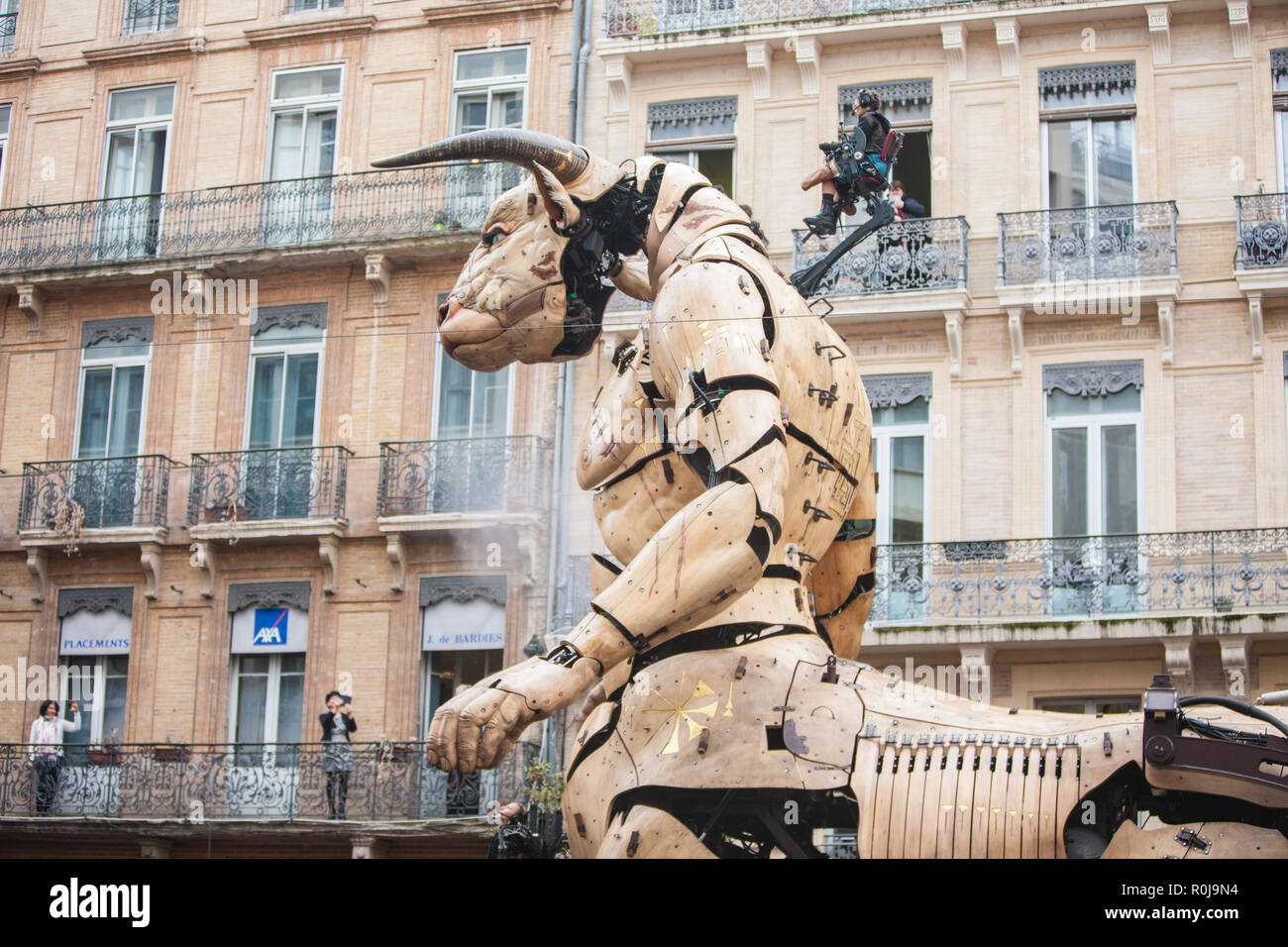 "La Machine", Giant Mechanical Machines perform in a huge street ...