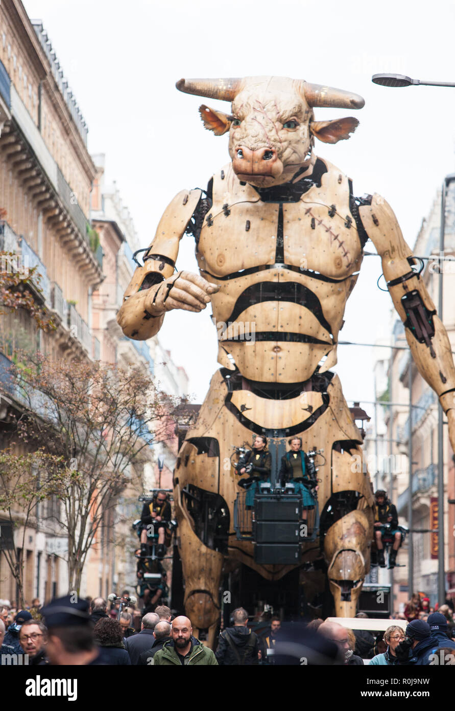 A gigantic mechanical spider hi-res stock photography and images - Alamy