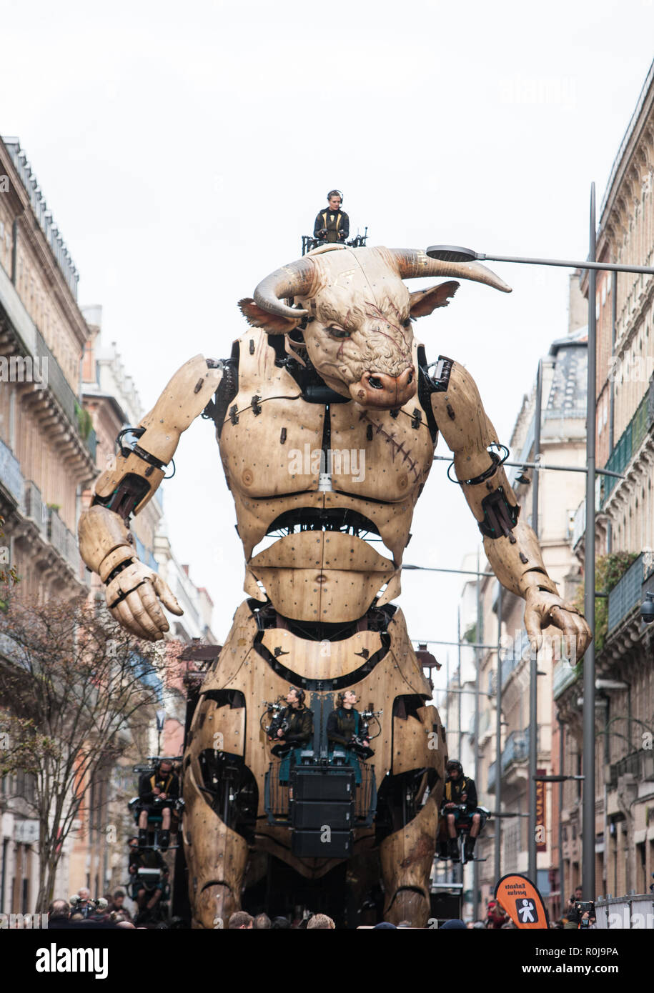 "La Machine", Giant Mechanical Machines perform in a huge street ...
