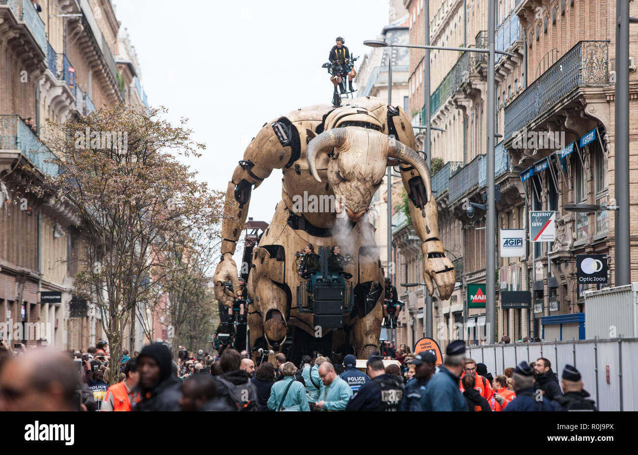 "La Machine", Giant Mechanical Machines perform in a huge street ...
