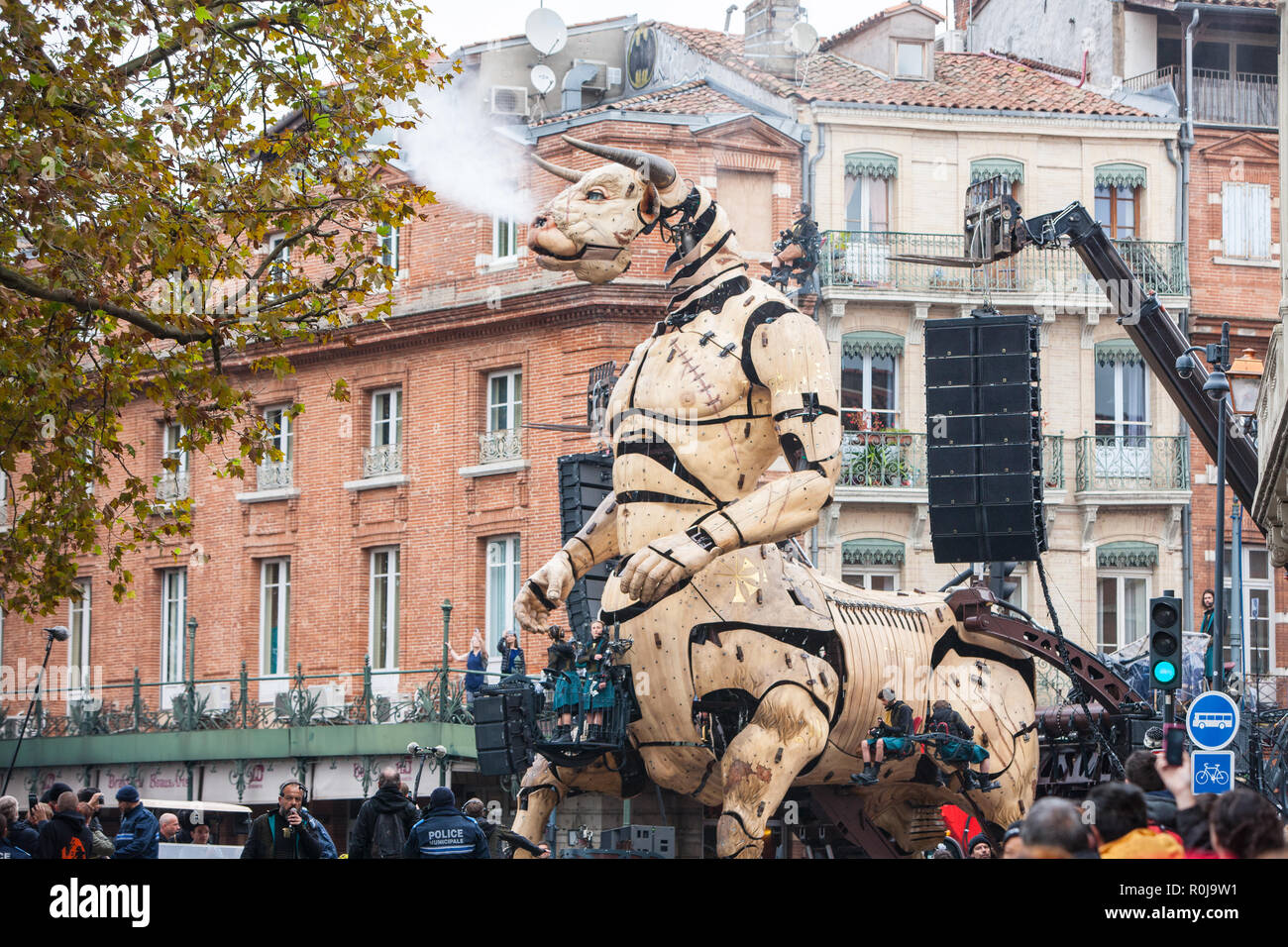 "La Machine", Giant Mechanical Machines perform in a huge street ...