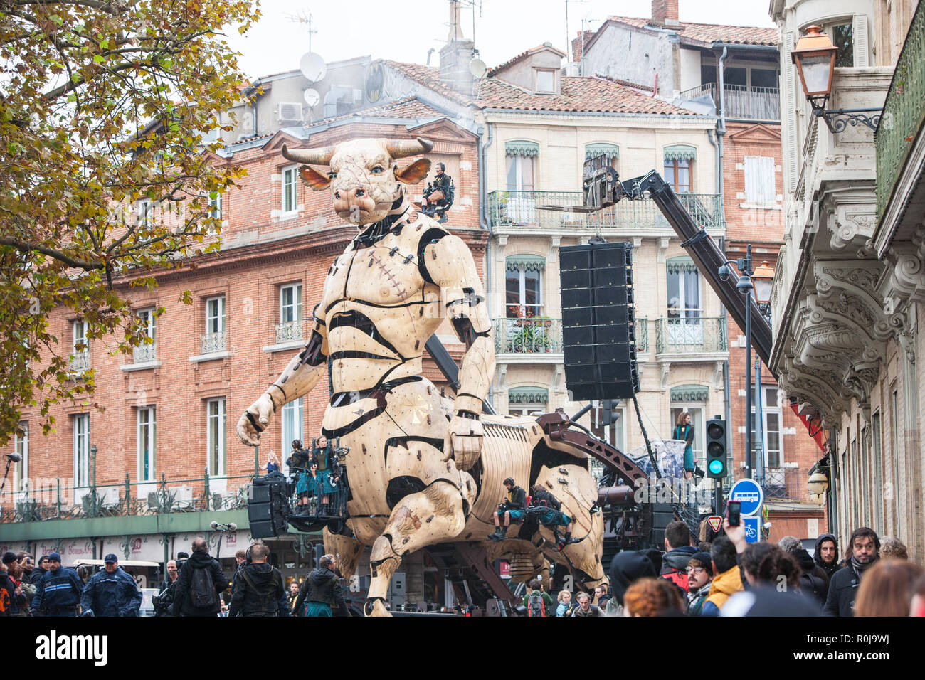 "La Machine", Giant Mechanical Machines perform in a huge street ...