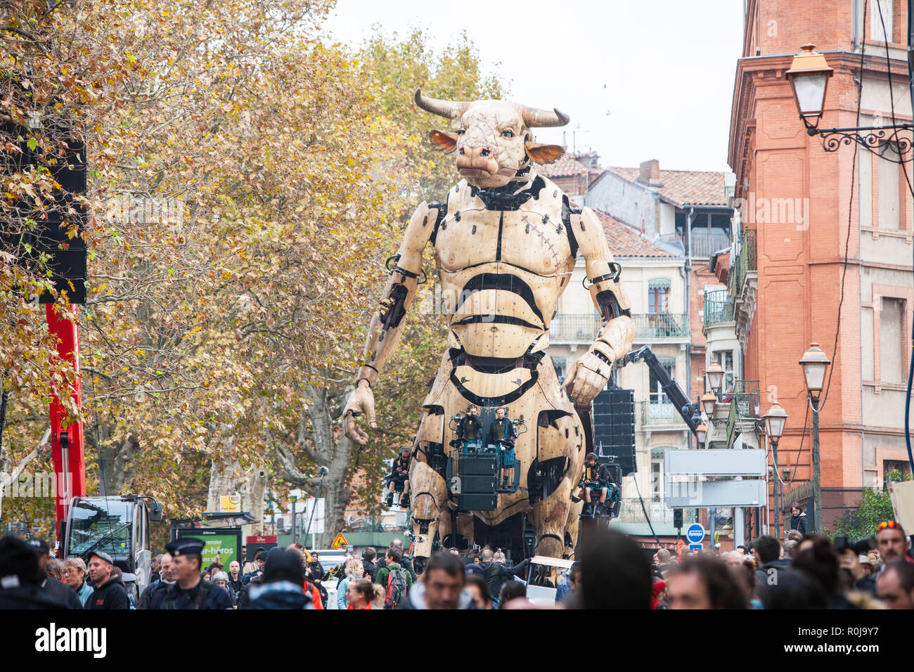 "La Machine", Giant Mechanical Machines perform in a huge street ...