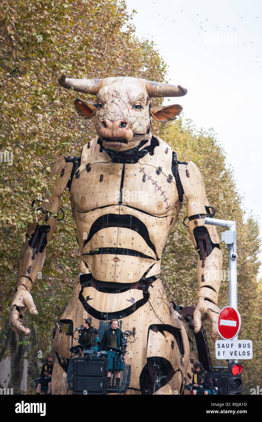 "La Machine", Giant Mechanical Machines perform in a huge street ...