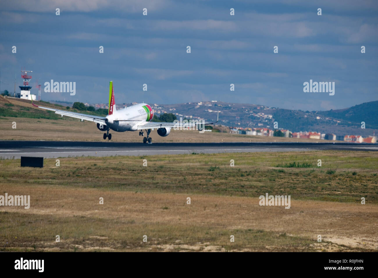 Airplanes touching hi-res stock photography and images - Alamy