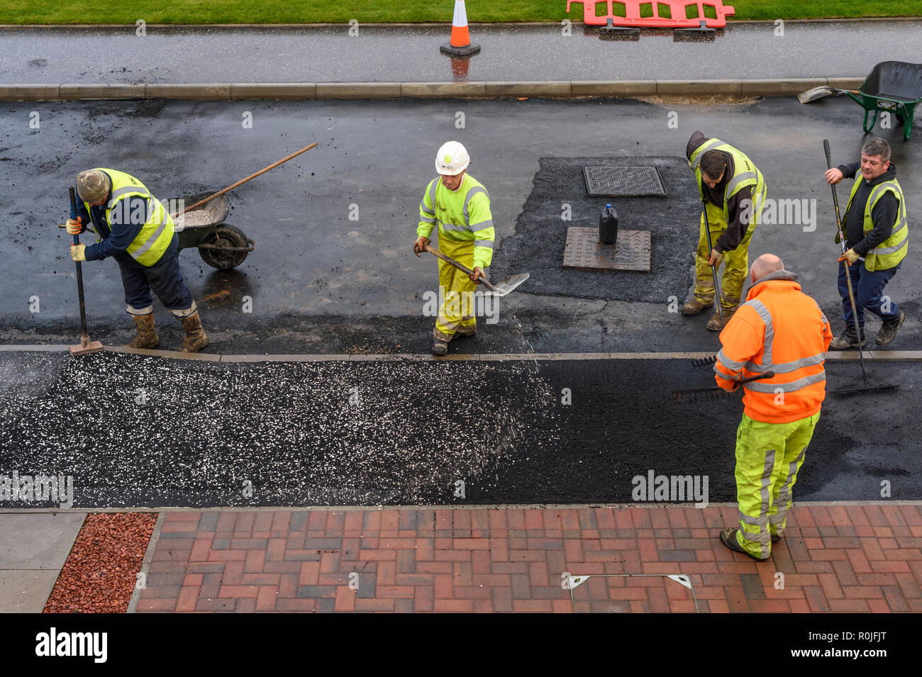 Workers surface a new pavement Stock Photo - Alamy