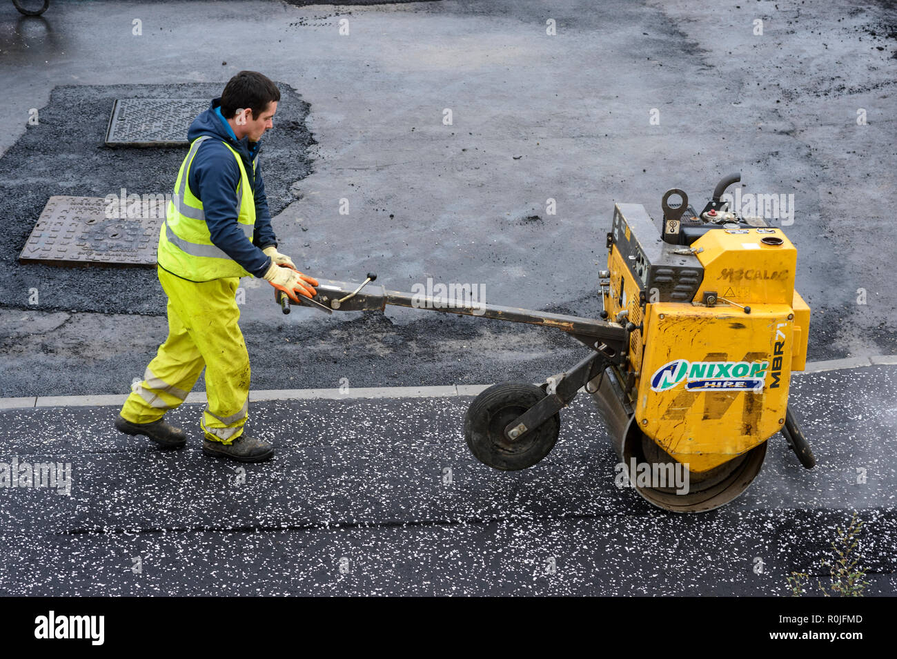 Workers surface a new pavement Stock Photo - Alamy