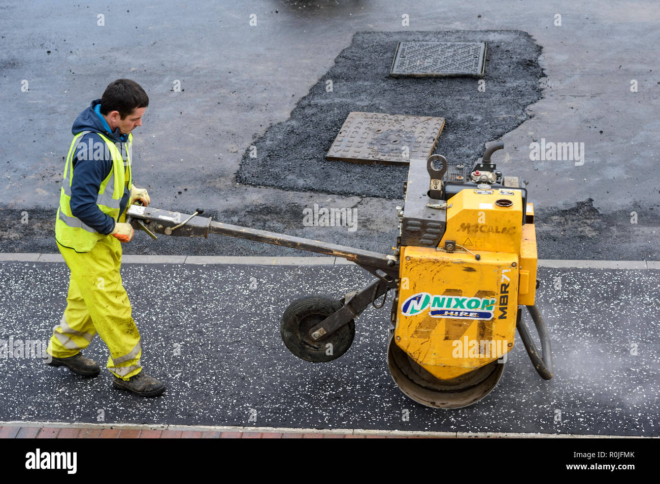 Workers surface a new pavement Stock Photo - Alamy