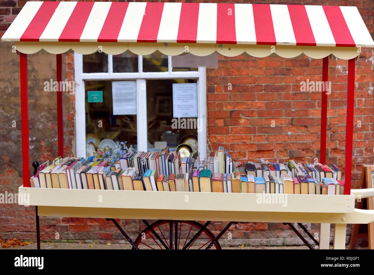 Book stall second hand hi-res stock photography and images - Alamy