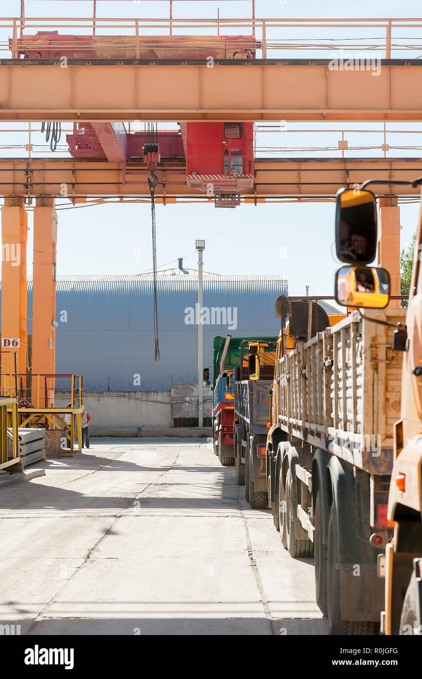 Truck crane loading stock materials hi-res stock photography and images ...