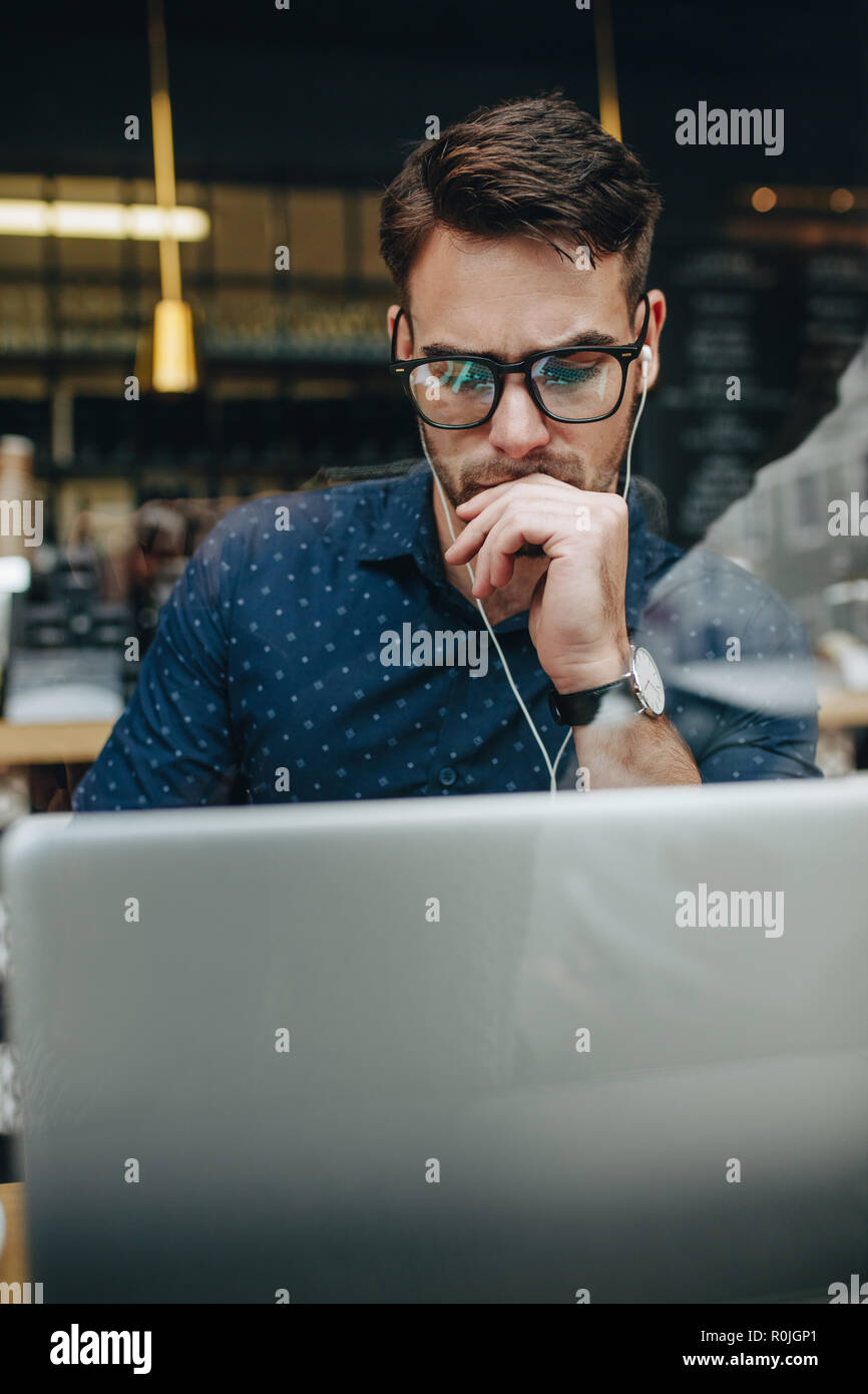 Tensed business man hi-res stock photography and images - Alamy